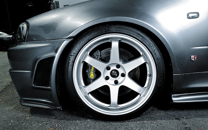 Nissan R34 GT-R meets Nissan R35 GT-R | Torque