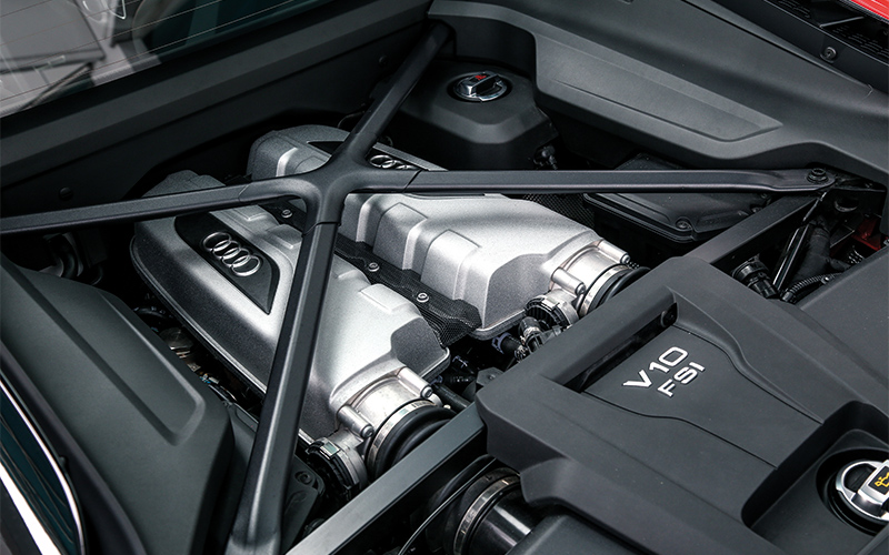 Group Test: Audi RS6 Avant vs Audi R8 V10 | Torque