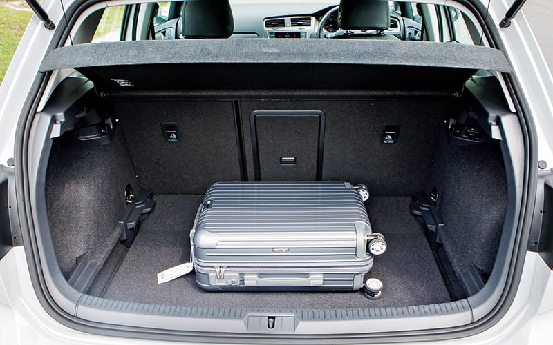 Stalwart Volkswagen Golf takes on Toyota Auris | Torque