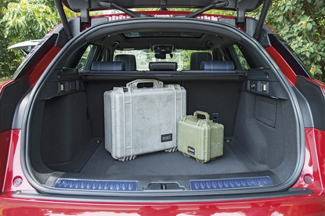 Range Rover Velar and Volvo XC90 are "supermodel" SUVs | Torque