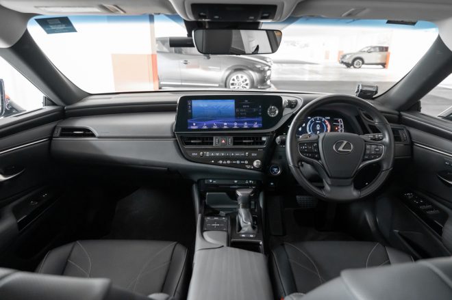 Executive Shootout: Lexus ES300h vs BMW 520i | Torque